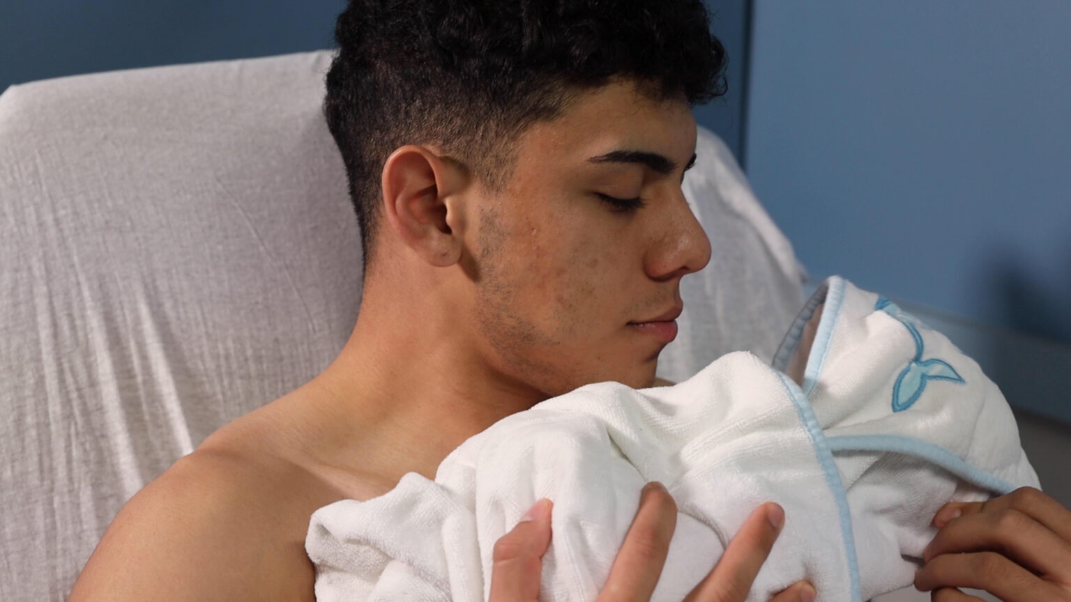 Carlitos in labor - Mpreg - Film 911